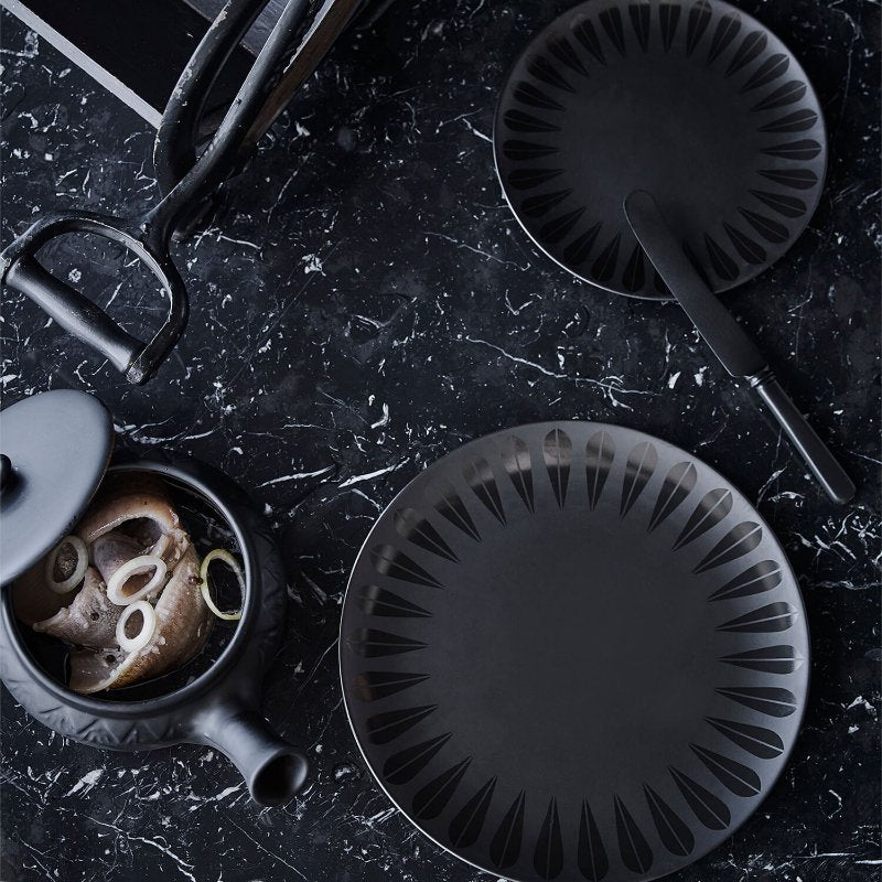 Lotus Deep Plate | Schwarz | ARNE CLAUSEN COLLECTION - Lucie Kaas